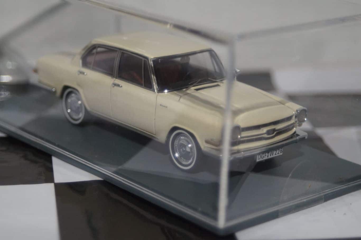 NEO Models Glas 1700 Beige NEO44226 1:43 – Dazsmodels