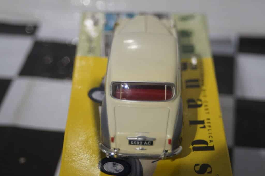 Vanguards Rover P4 Ivory/Grey VA19008 1:43 Scale